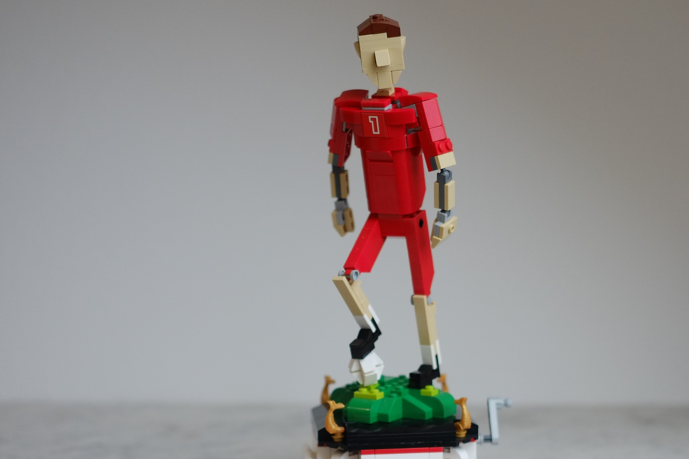 LEGO IDEAS - We love sports! - Foot Statue