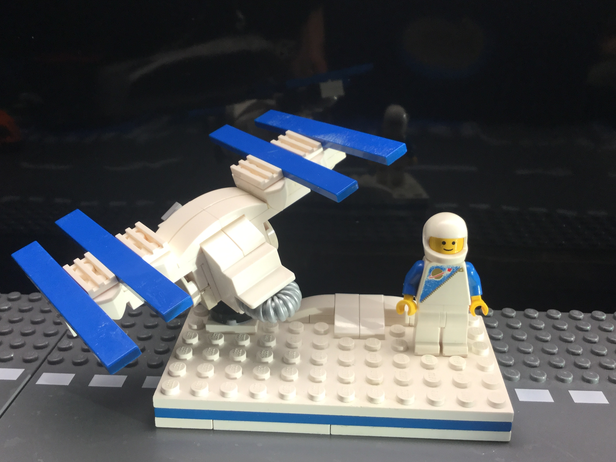 LEGO IDEAS - LEGO Moments in Space - Classic System spacestation miniature