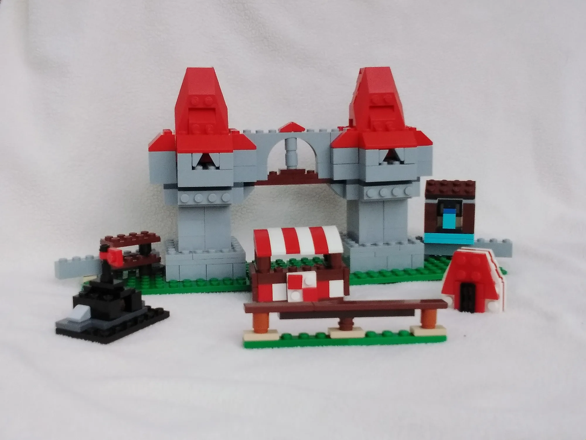 LEGO IDEAS - 90th Anniversary: Castle Theme Celebrations - Mini 10223 ...