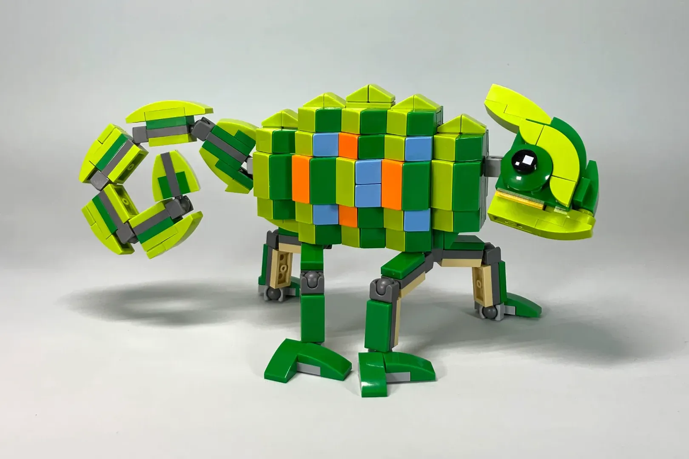 LEGO IDEAS - Chameleon - Fully Posable and Changing Colors