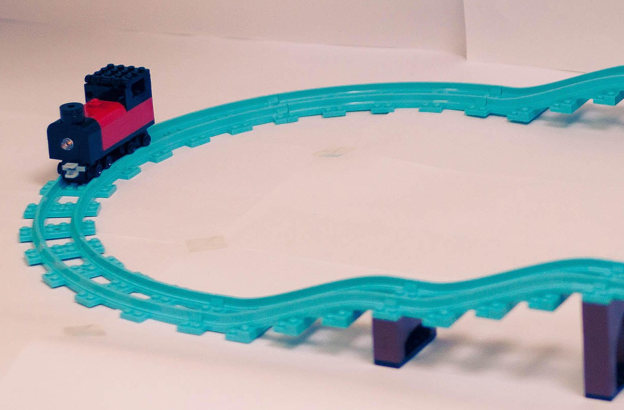 LEGO IDEAS - Cute 4 Studs Wide Steam Engine with Working Headlight