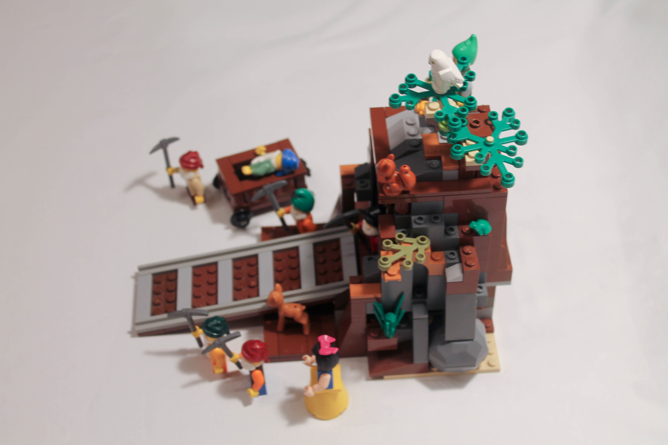 LEGO IDEAS - Snow White and the Seven Dwarfs Mine