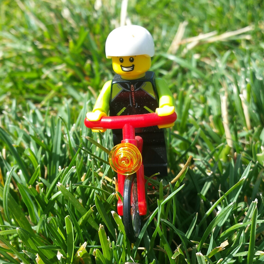 LEGO IDEAS - Bring your Minifigure on holiday! - biker in the green jungle