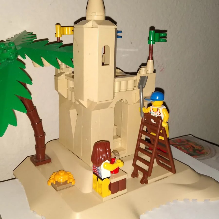 LEGO IDEAS - Holiday Snapshots - Building a Sandcastle