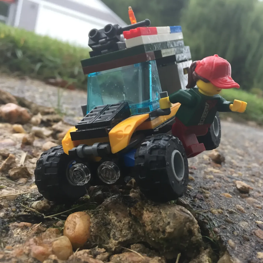 LEGO IDEAS - Toy Photography in the rain - Abandon Car!