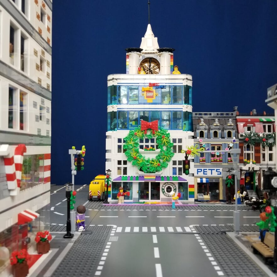 LEGO IDEAS - Festive make-overs - Christmas Wreath Hung on the Building ...