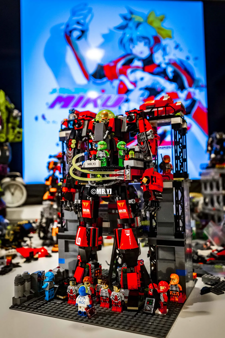LEGO IDEAS - Galaxy Squad Red Mecha Unit in Action