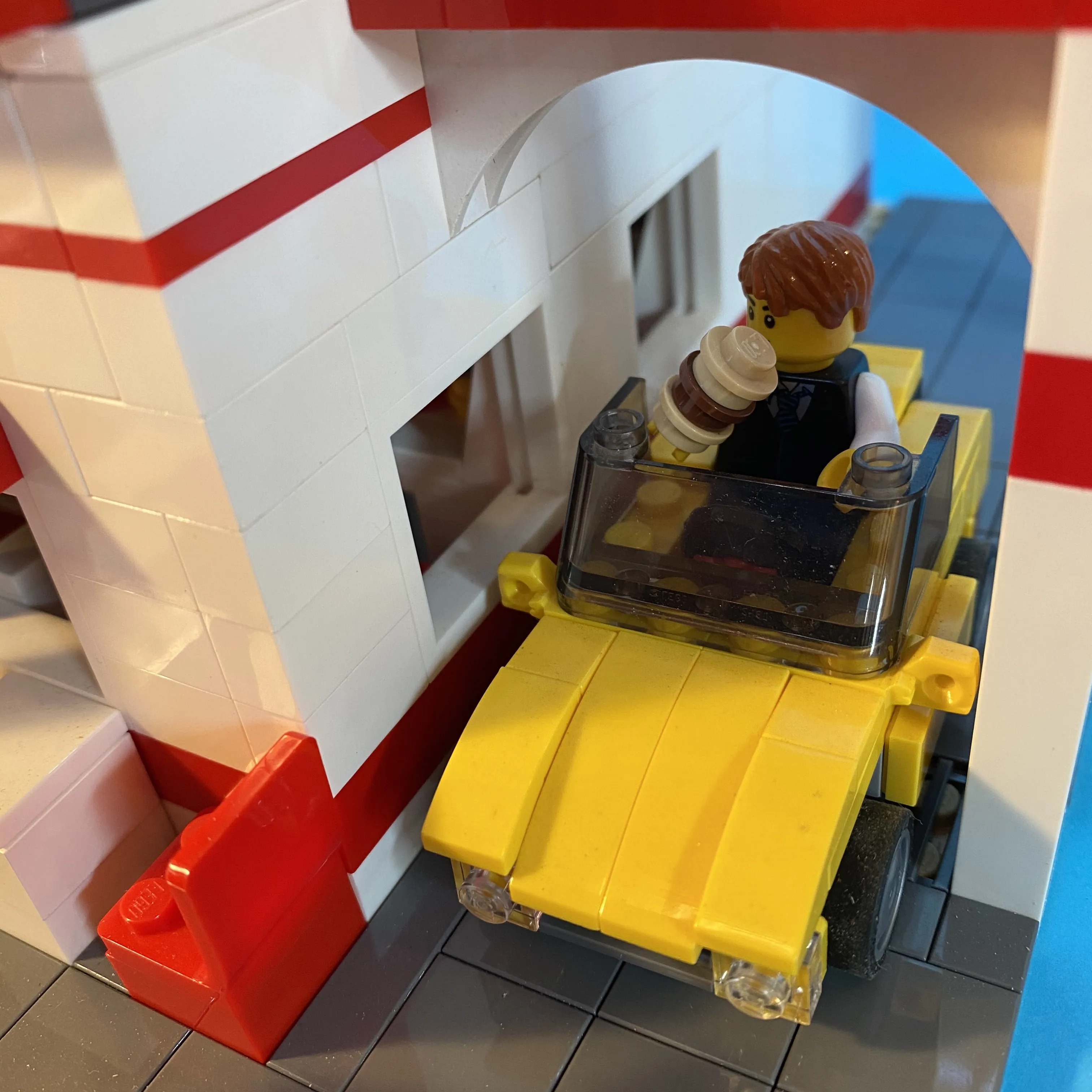 Hot Dog Harry's Delicious Drive-thru | LEGO® Ideas