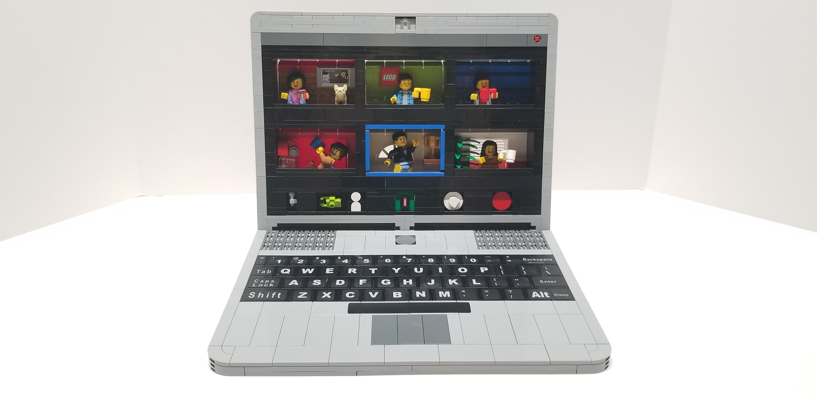 LEGO IDEAS - Folding Laptop With Adjustable Scenes in the Screen