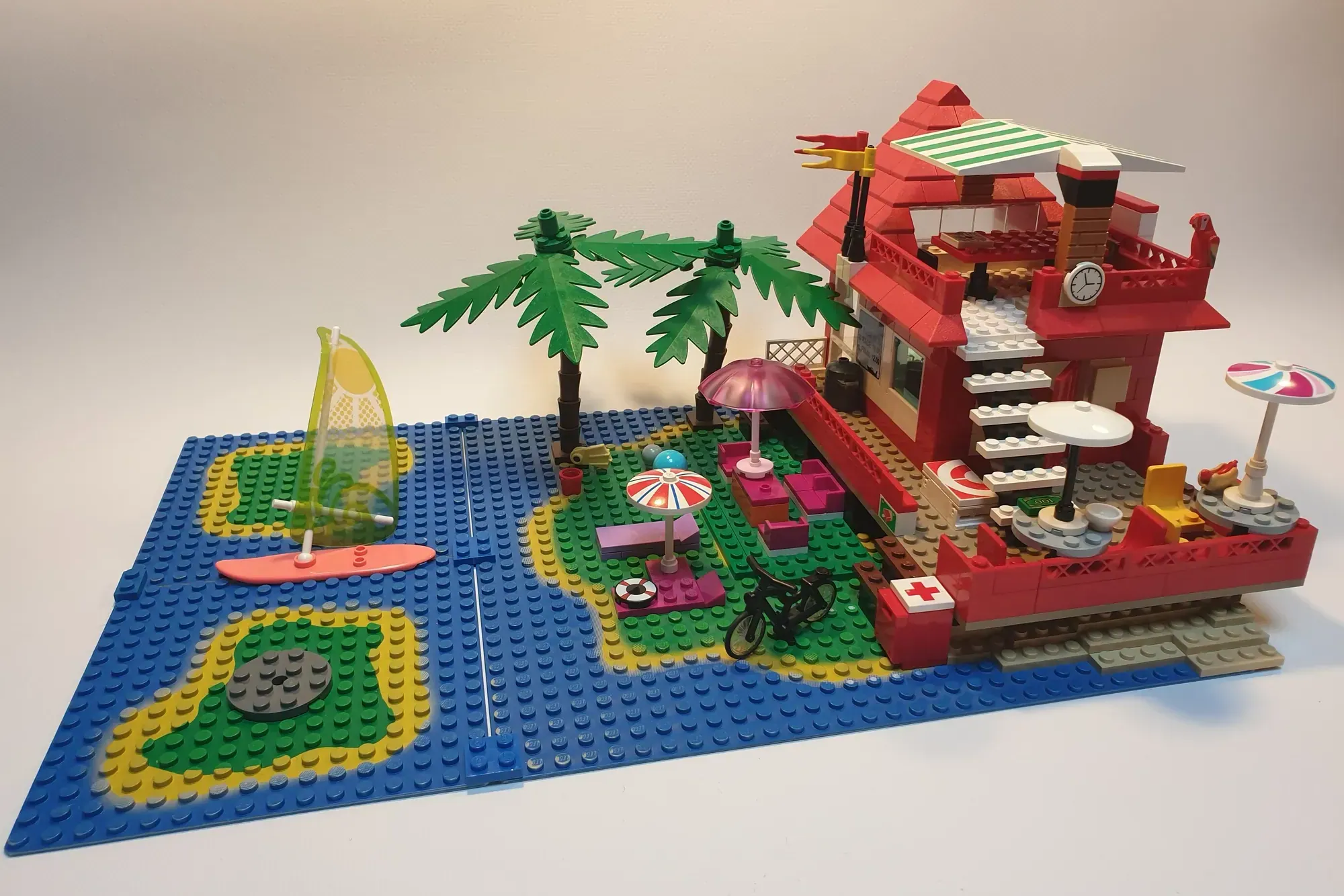 Holiday Club – 80’s Bricks Meet Post-Millennials | LEGO® Ideas