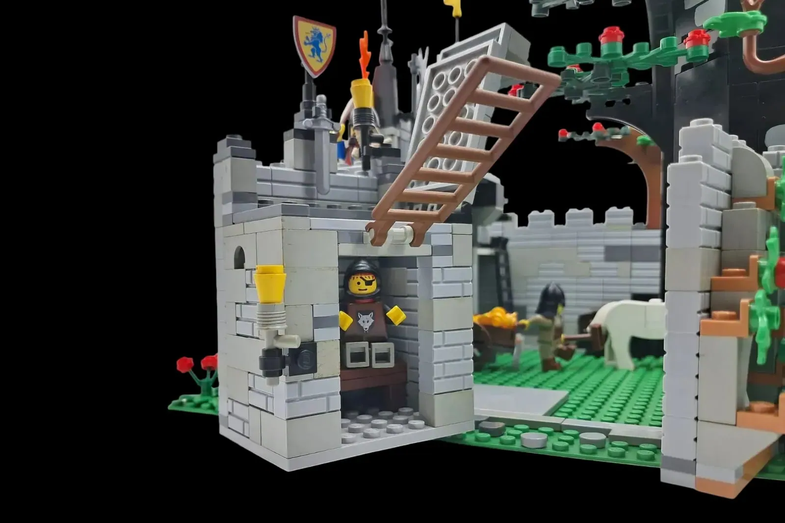 The Queen's Castle: A Battle With the Wolf Clan | LEGO® Ideas