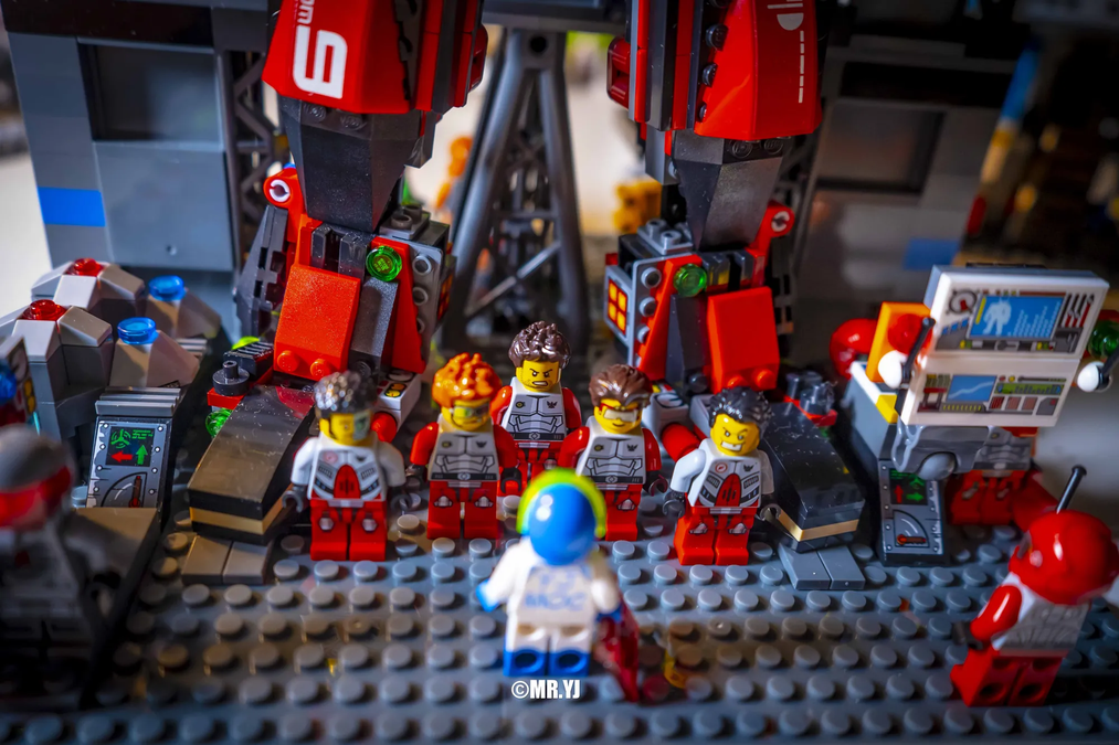LEGO IDEAS - Galaxy Squad Red Mecha Unit in Action