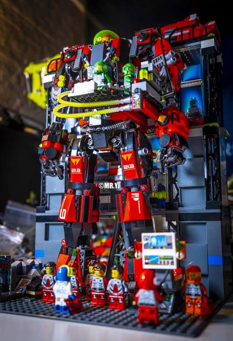 LEGO IDEAS - Galaxy Squad Red Mecha Unit in Action