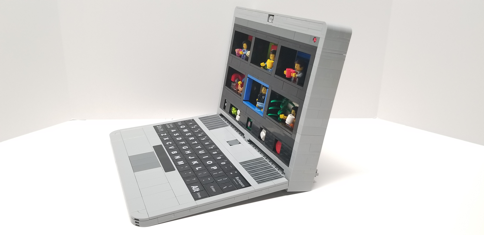 LEGO IDEAS - Folding Laptop With Adjustable Scenes in the Screen