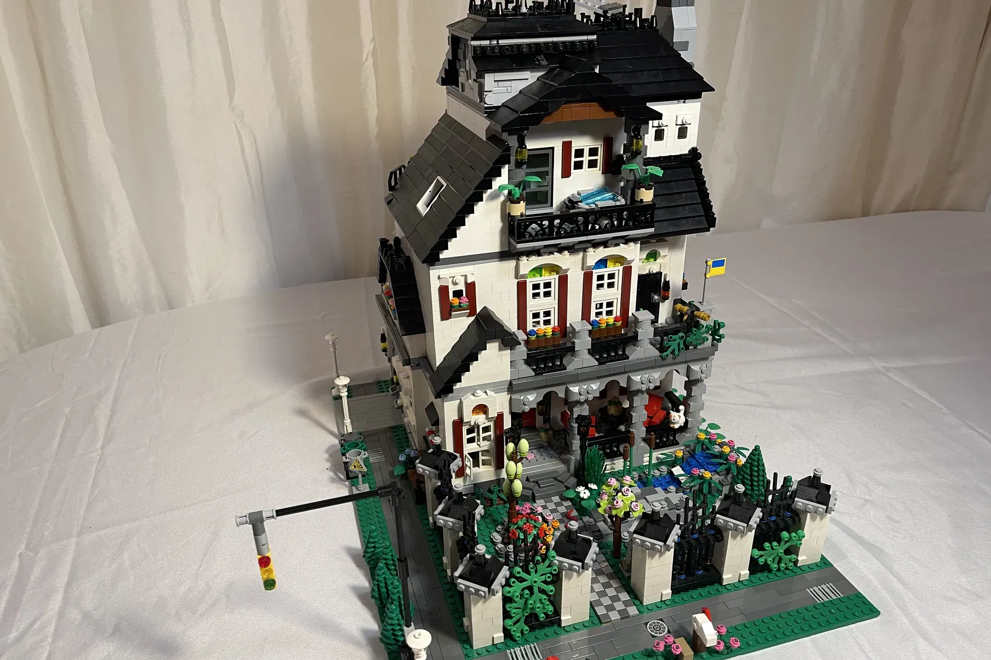 White/Maroon Victorian Townhouse | LEGO® Ideas