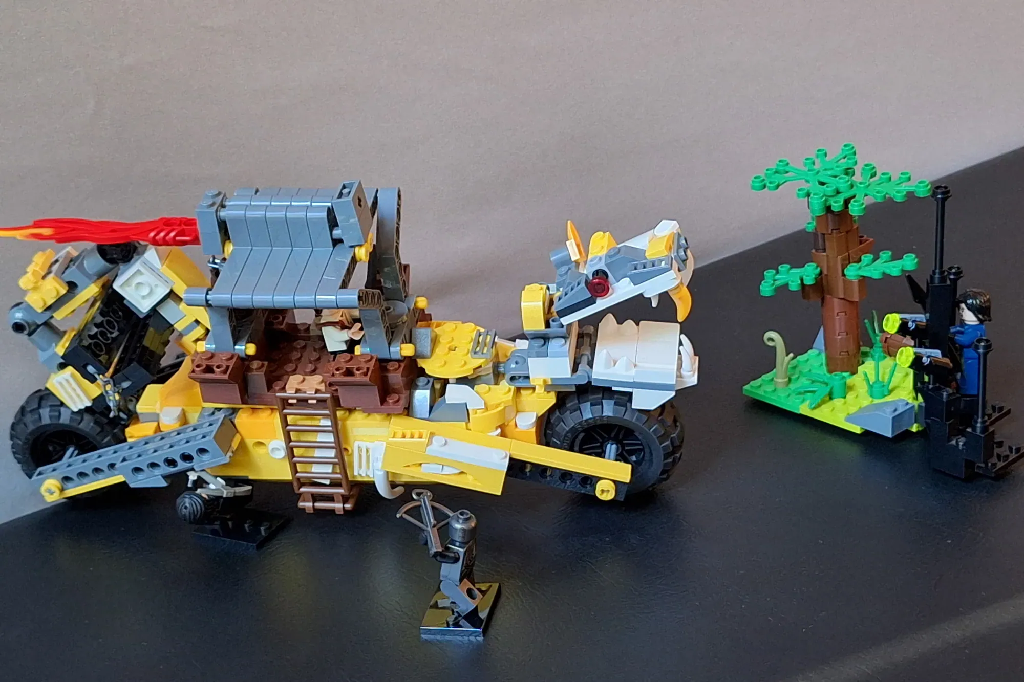 Zorro the Saber-Toothed Tiger | LEGO® Ideas