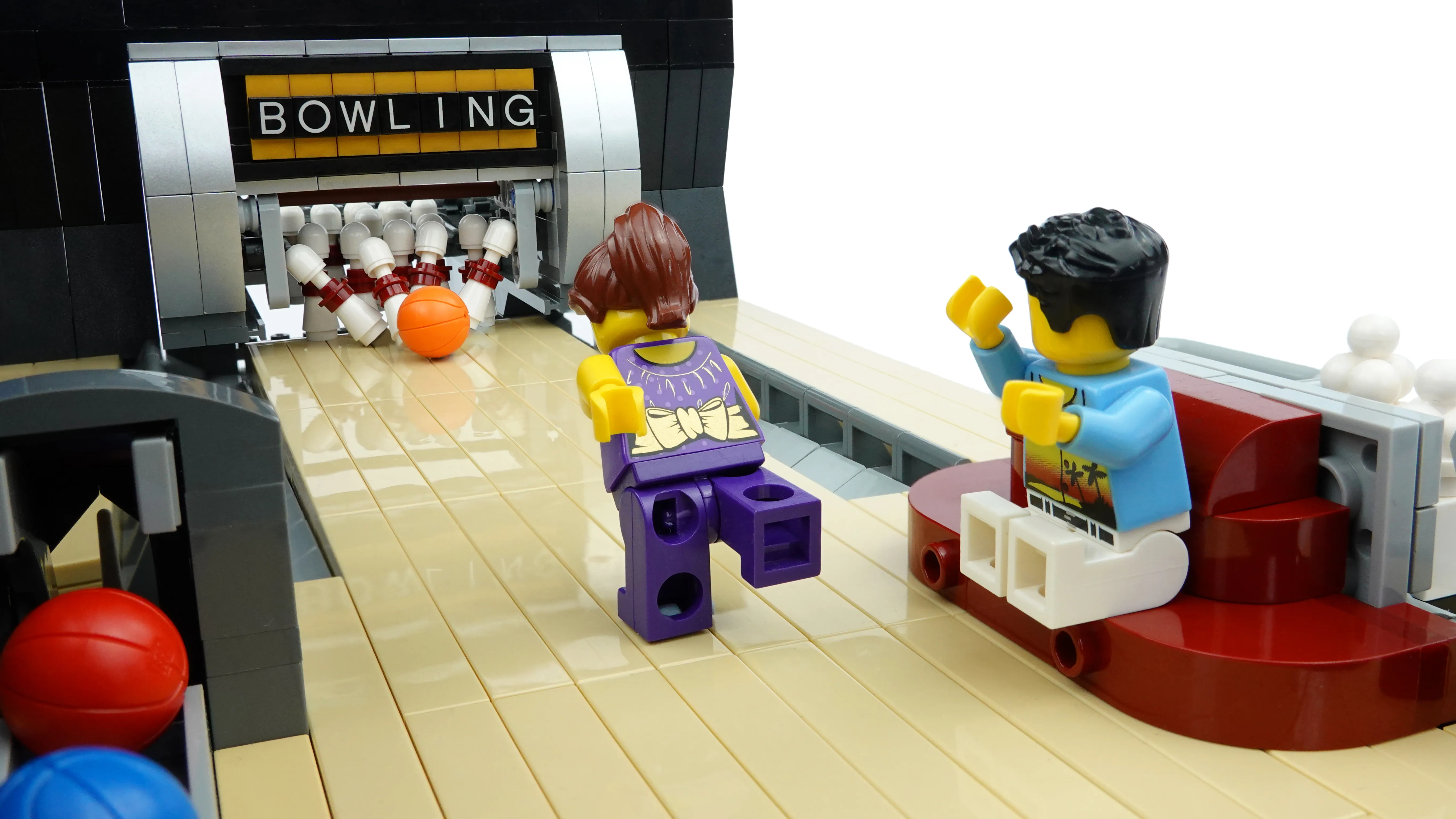Working Bowling Alley - with Functional Pinsetter & Ball Return! | LEGO ...