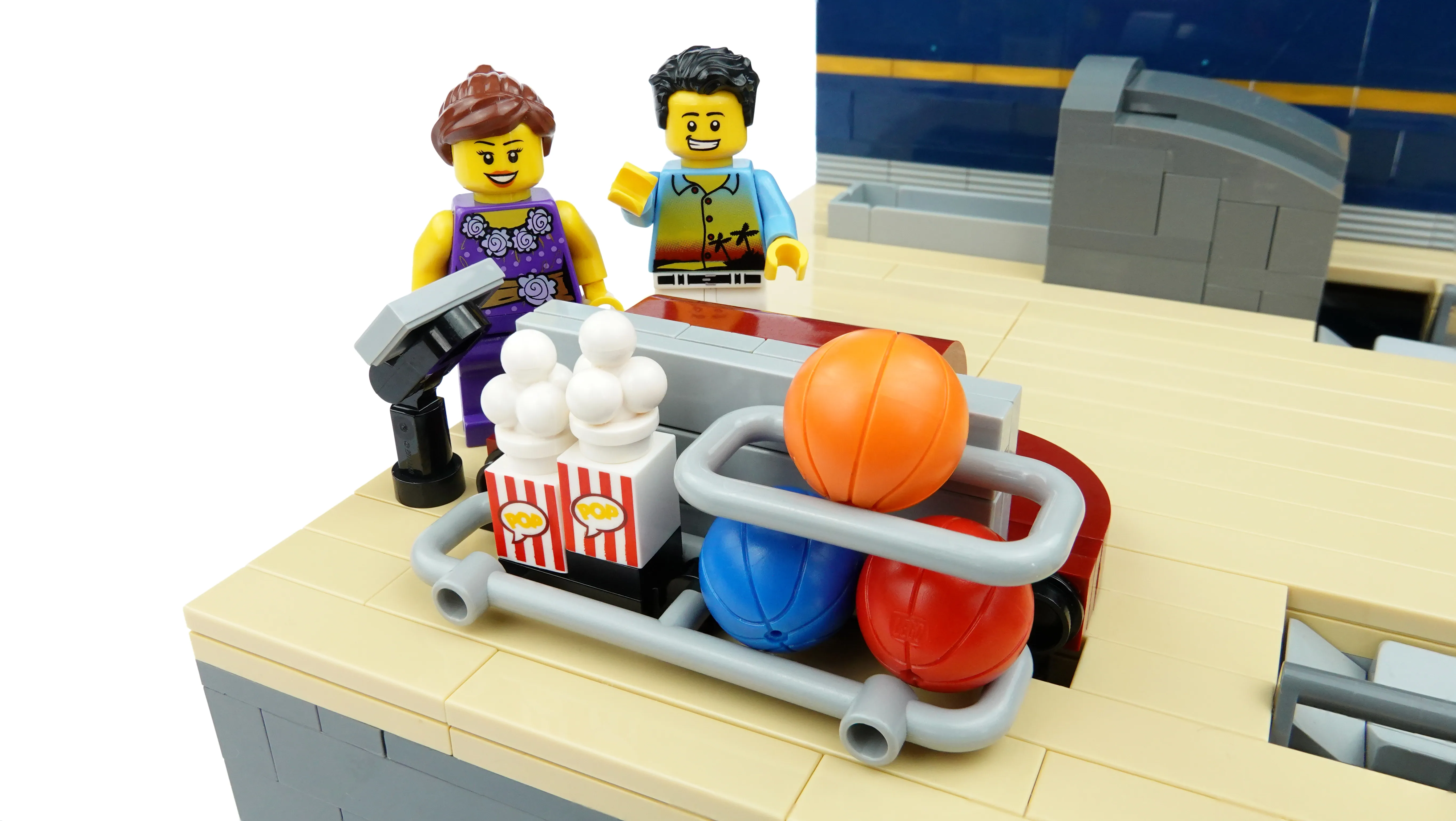 Working Bowling Alley - with Functional Pinsetter & Ball Return! | LEGO ...