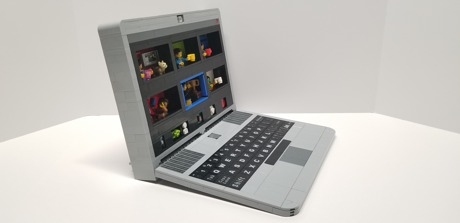 LEGO IDEAS - Folding Laptop With Adjustable Scenes in the Screen
