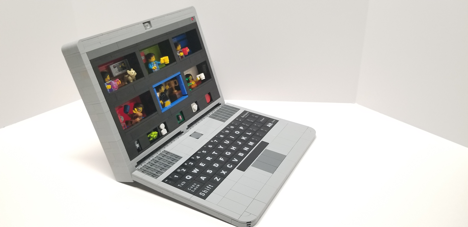 LEGO IDEAS - Folding Laptop With Adjustable Scenes in the Screen
